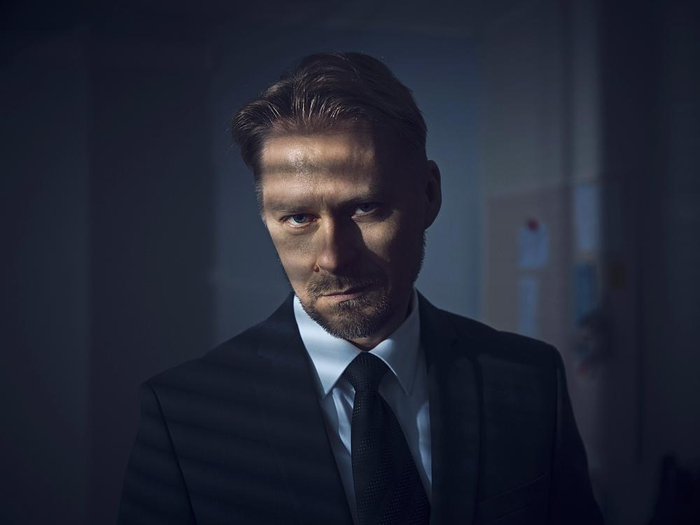 Zdrajca (3) - serial sensacyjny